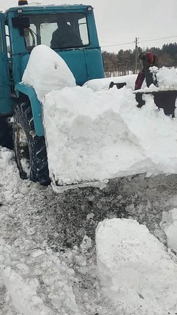 По полям, по полям синий трактор едет к нам...