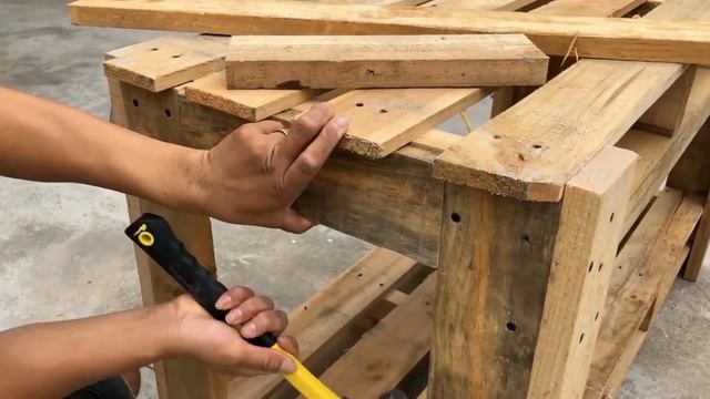 Верстак из 100% паллетного дерева