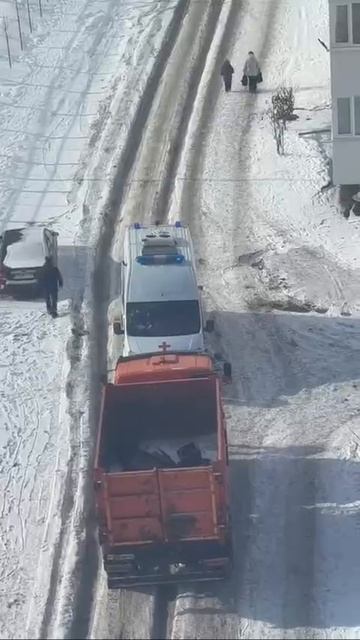 Машина скорой застряла в колее в Заозерном
