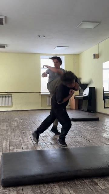 Репетируют драку.