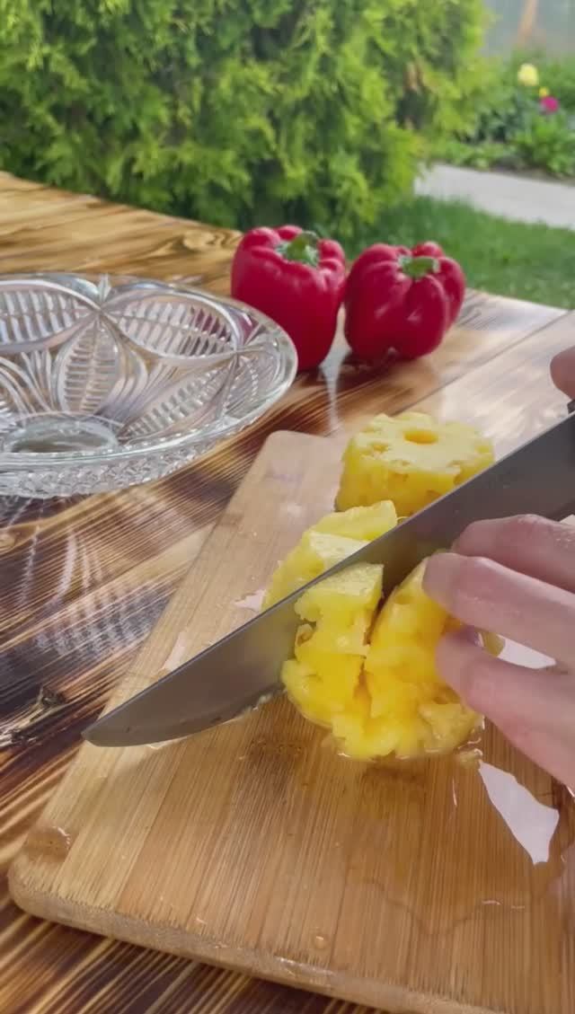 Салат с ананасом, болгарским перцем и курицей