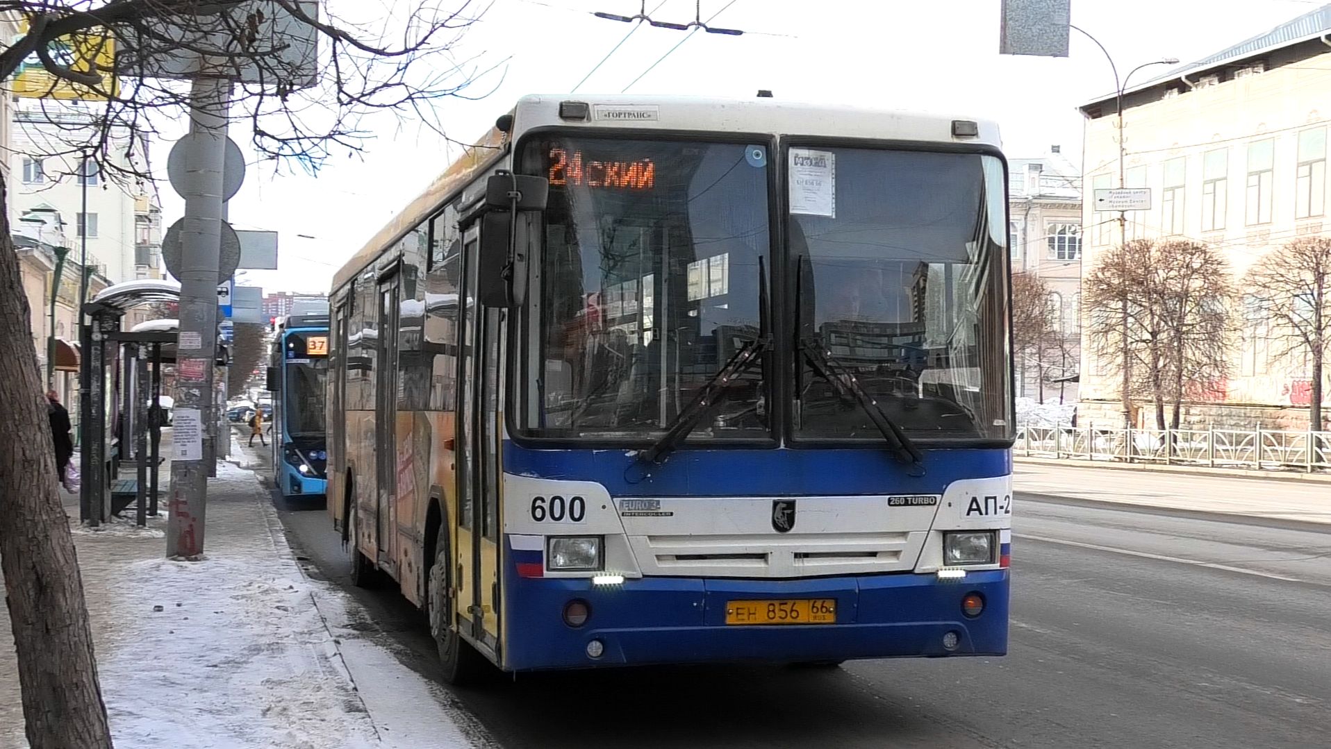 Автобус НефАЗ-5299-20-32 борт. №600 маршрут 24 на остановке "Гостиница Центральная"