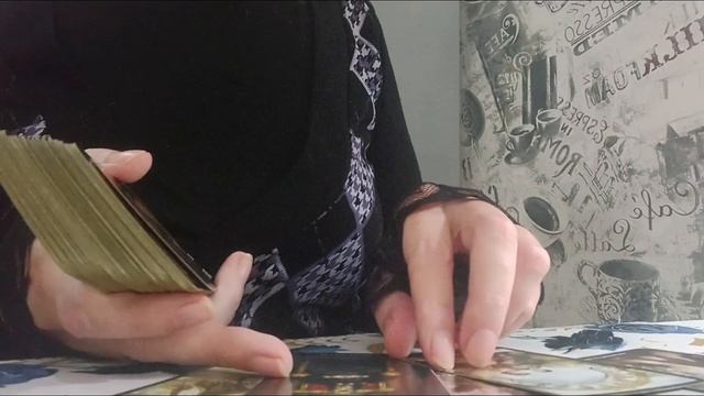 Выкинул ли мужчина вас из головы или хочет помириться? Расклад Таро