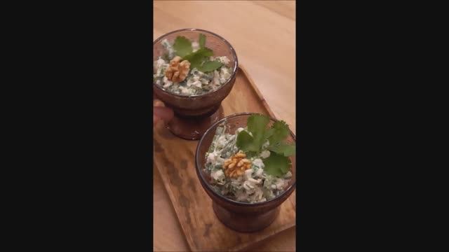 Салат с курицей и кинзой.
