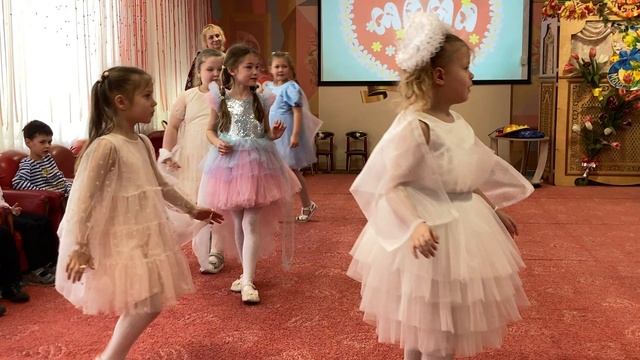 Танец "Стоят девченки". Группа №10 "Солнечные зайчики"