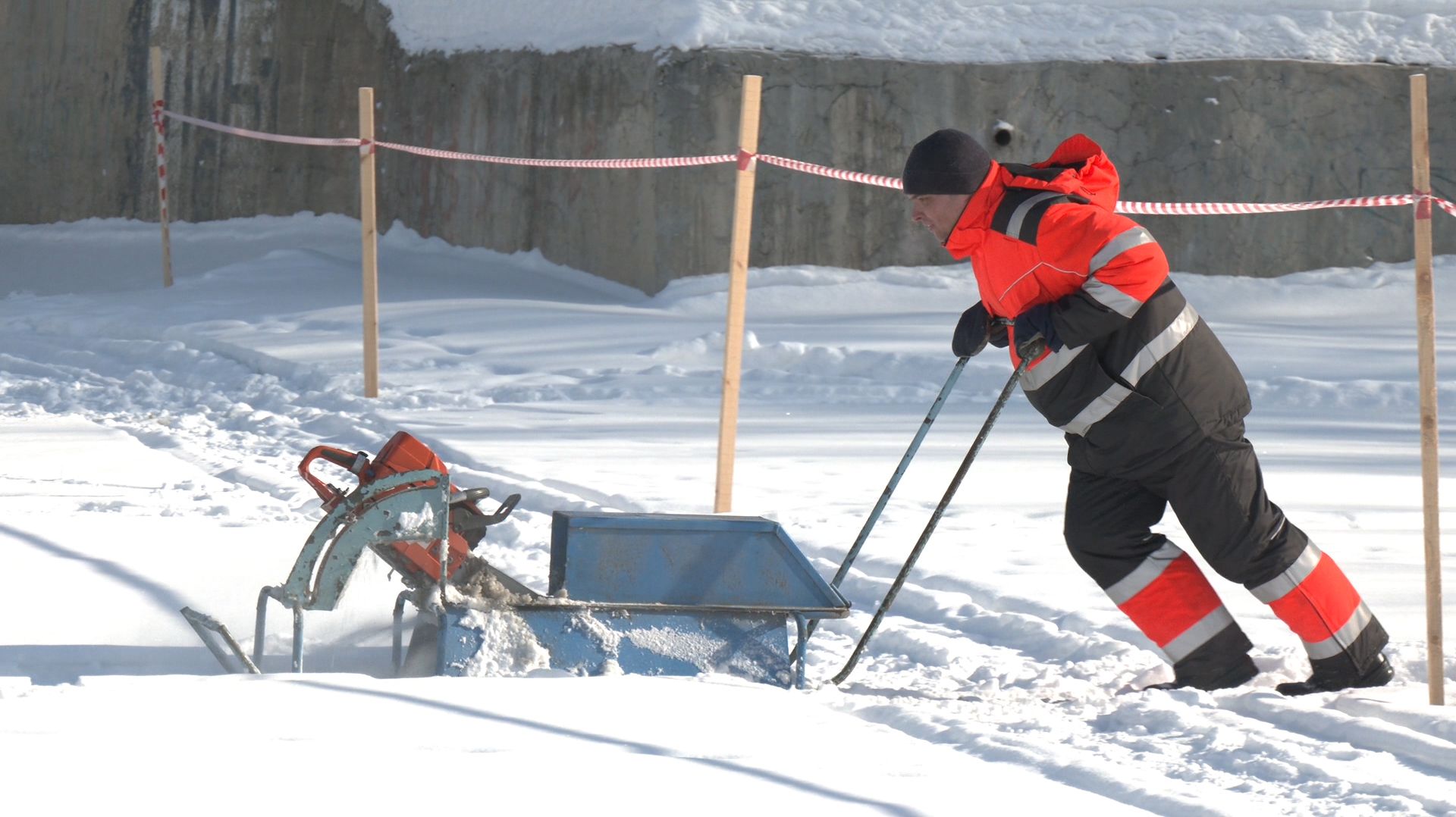Вместо взрывов - пила: как нарезают лёд на Тоболе для защиты Кургана