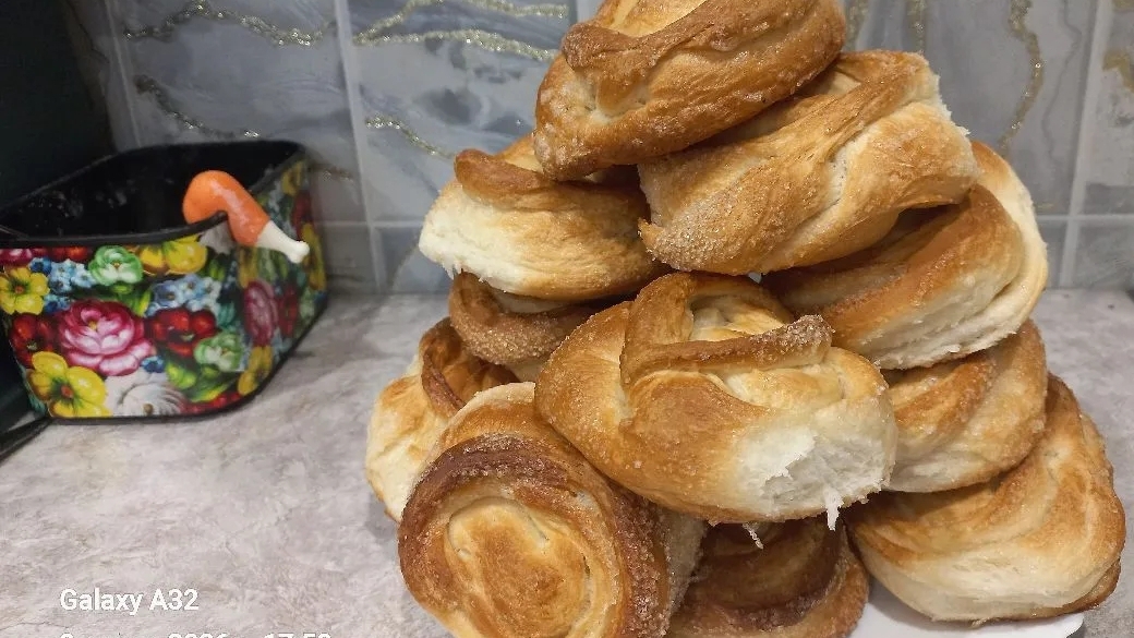 хлеб не посолили)))эухарис расцвел)))пеку булочки)))