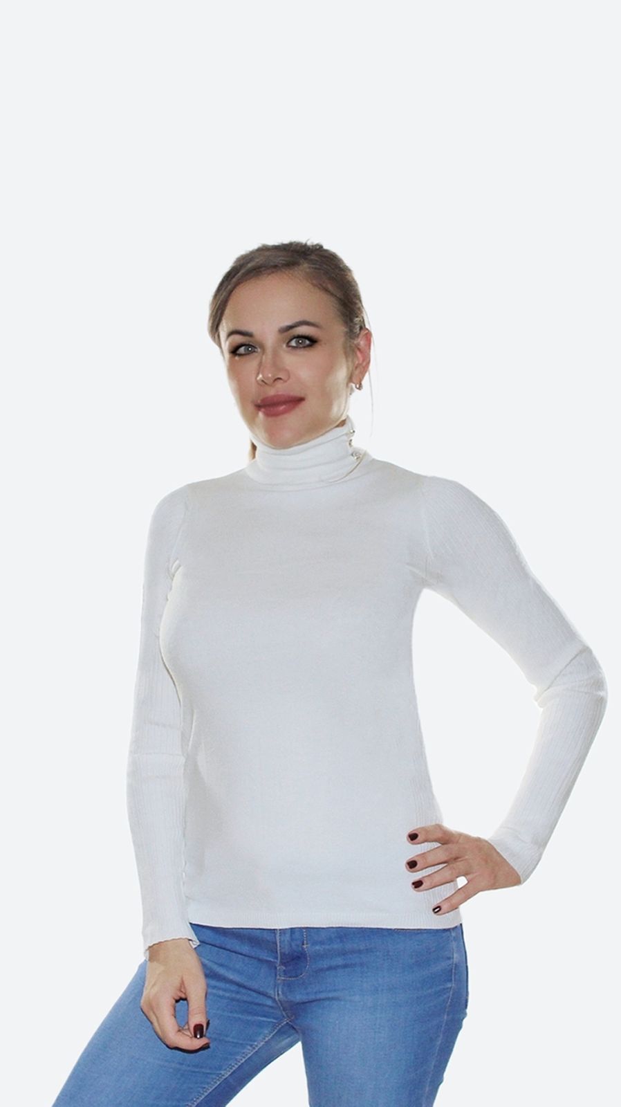 Белая женская водолазка с пуговицами на воротнике