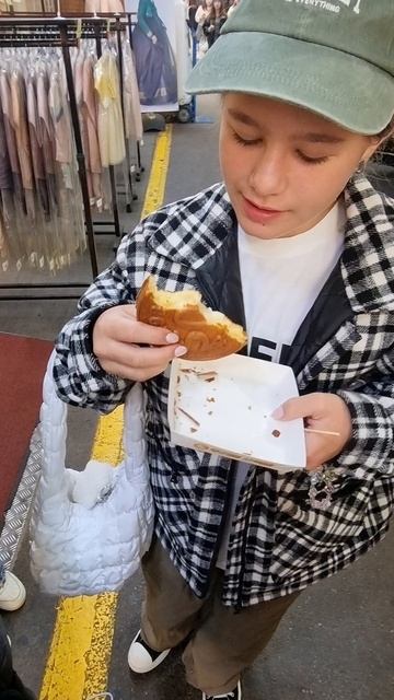 Исполнилась Лизина мечта - попробовать сырную монетку.