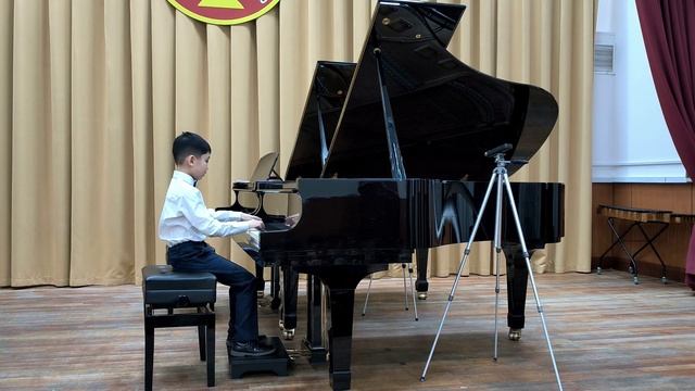 7. И.С. Бах - «Волынка», Делло-Джойо - «Безделушка». Исполняет Хван Семен (1 класс)