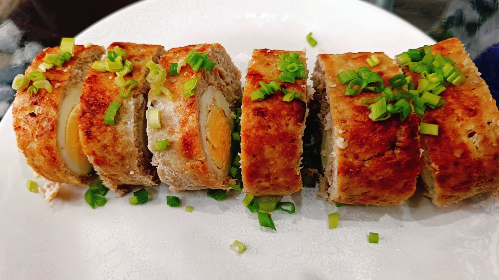 Мясной рулет с яйцами