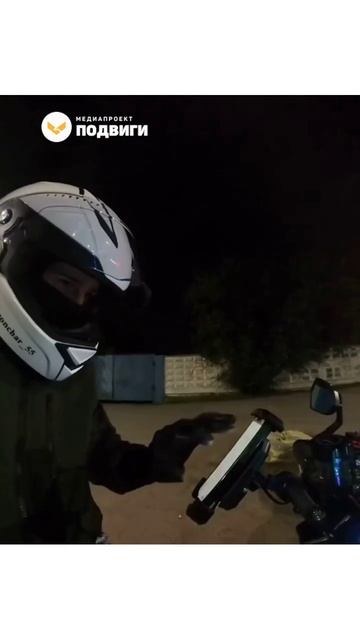 В Омске неравнодушный мужчина вызвал такси бабушке, которая ночью шла домой