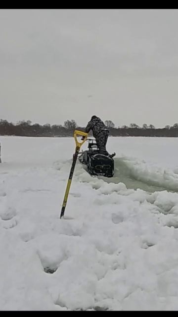 Закапался в наледи