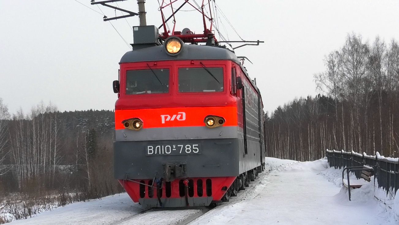 ВЛ10У-785 с грузовым поездом следует через о.п. Чапаевская