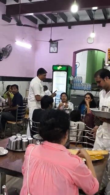 Любимое кафе в г. Пудучерри в воскресенье. Полно людей. Южная Индия. Тамил Наду.