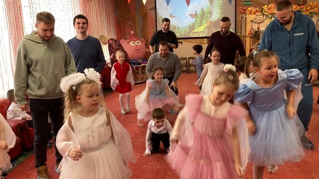 Зарядка с папами. Группа №10 "Солнечные зайчики"