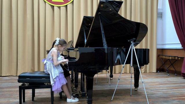 6. У. Гиллок - «Тротуарное кафе». Исполняют Герасимова Маргарита (2 класс) и Каджоян Эва (3 класс)