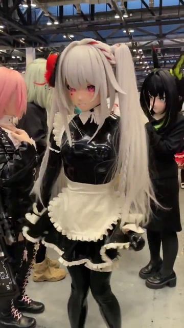 Кигуруми-горничная танцует на аниме фестивале