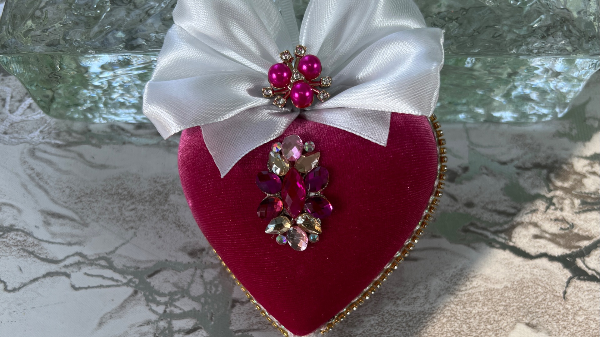 Набор новогодних игрушек в ярко-розовом бархате.