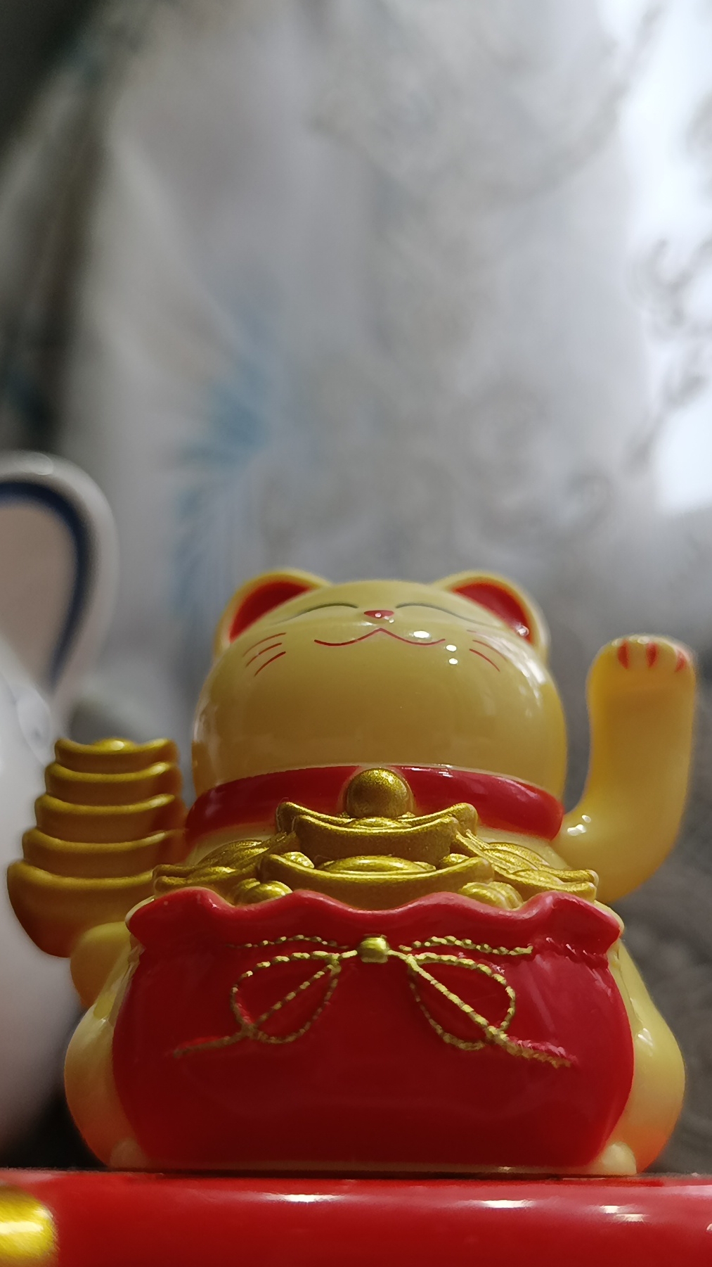 Обзор на Кота из Японии который машет лапой.