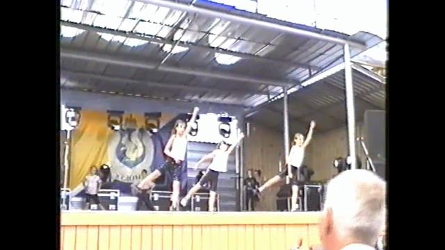 ПОТАНЦУЙ  ВМЕСТЕ  С  НАМИ.исп. хореографический  коллектив.  Урдомской школы искусств №47 2006 год.