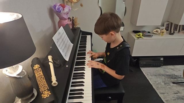 Елочка. Решил разобрать на пианино