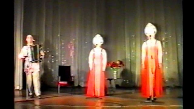 УРДОМСКАЯ ЛИРИЧЕСКАЯ. исп. Оксана    Левчук и  Ольга   Моденова. Концертный  зал  Урдомского ДК.