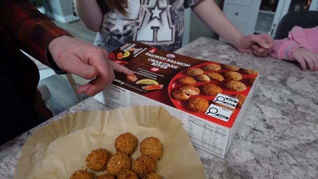 ПРОБУЕМ НОВИНКИ COSTCO- Дамплинги, Bao Buns и странный шоколад 🥟 (Happy Family in CANADA)