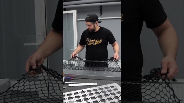 Разработали с нуля, изготовили, установили в Land Rover Discovery полку для дополнительного хранения