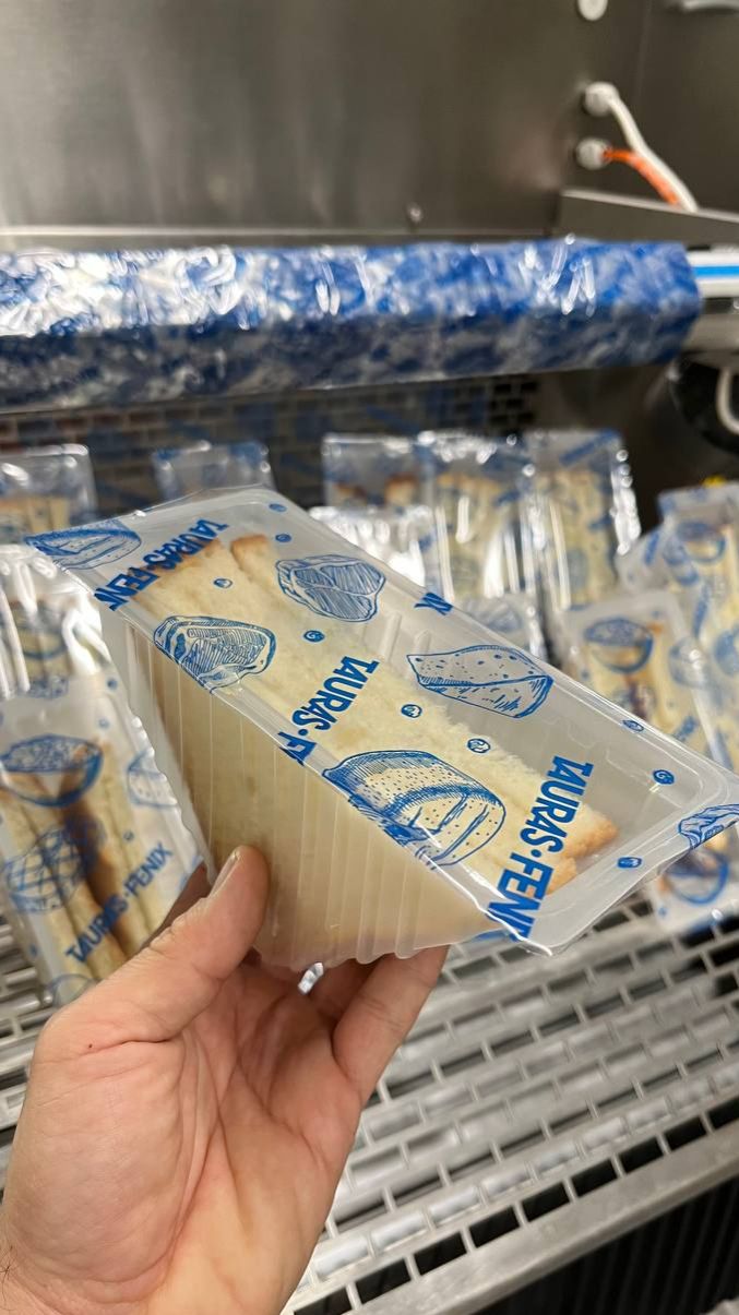 Трейсилер для упаковки сэндвичей в треугольные лотки с вакуумом и МГС (MAP)