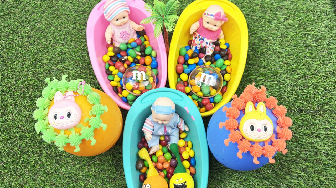 Мультики для девочек. Яркие Ванночки с куклами и Лабубу на зеленой траве. Мультики для малышей