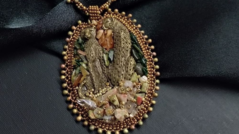 Кулон с леопардами.