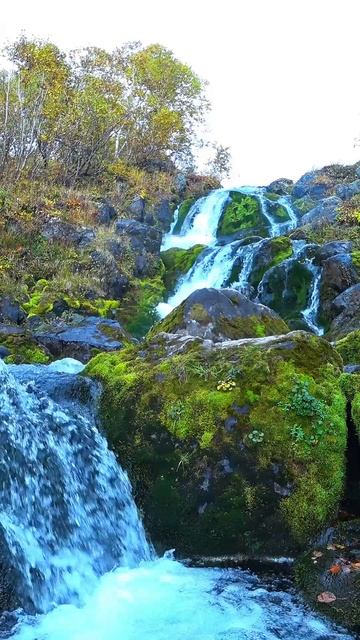 Многоуровневый водопад поросший мхом