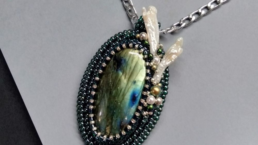 Кулон из лабрадора.