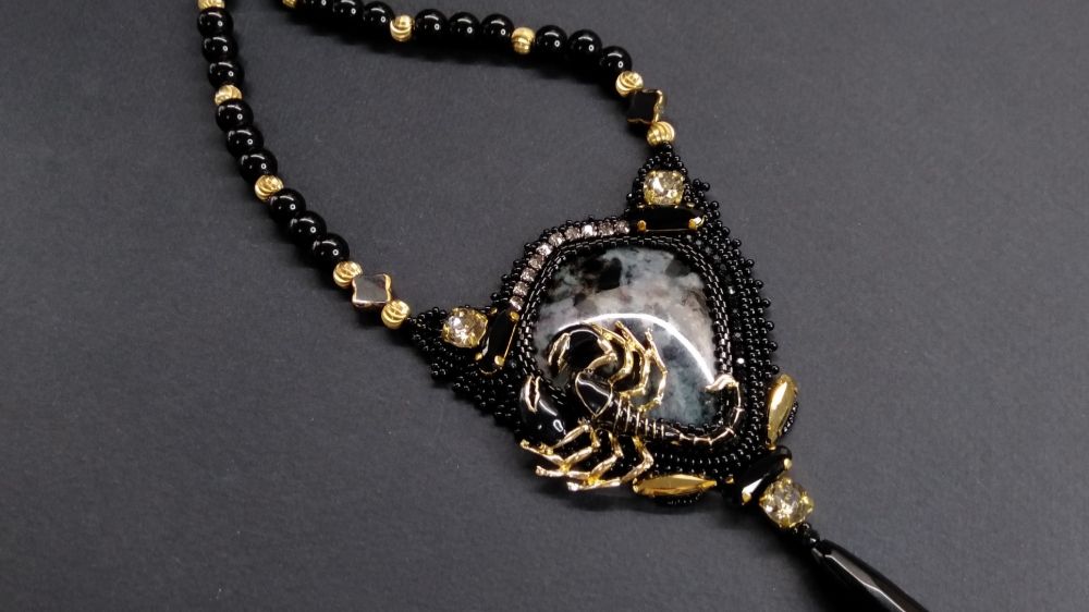 Кулон из турмалина со скорпионом 2.