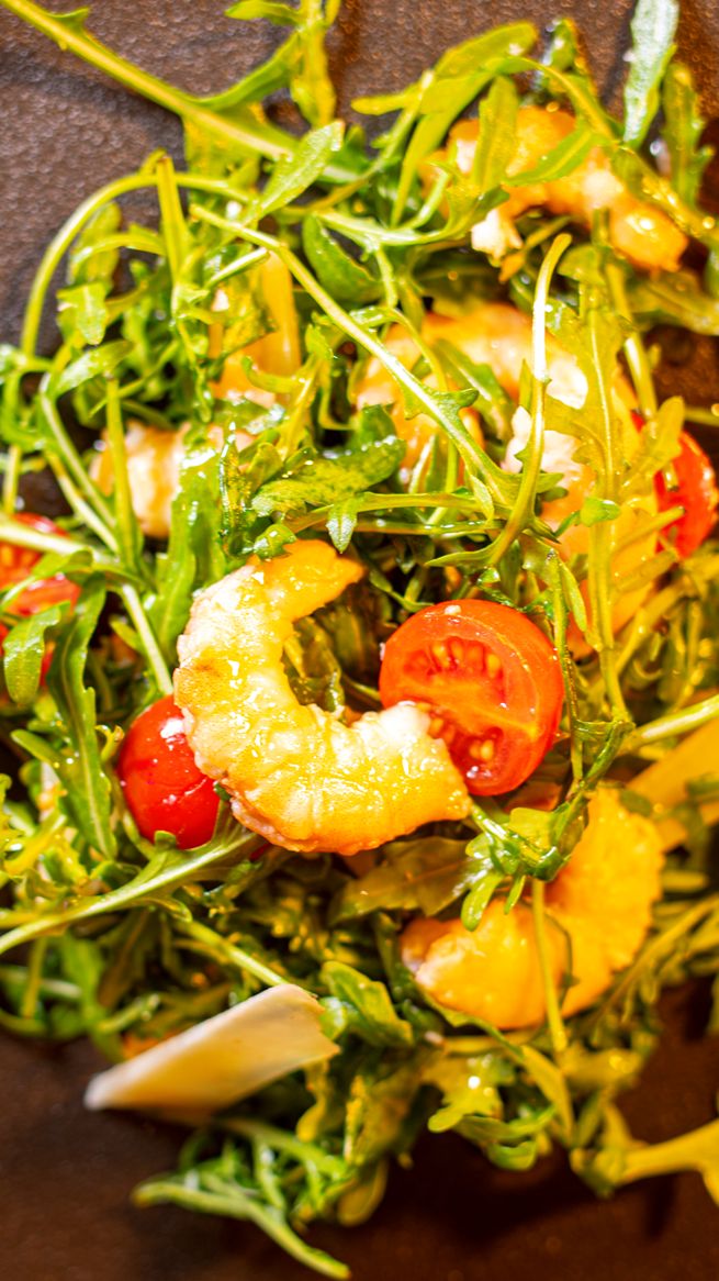 Салат из креветок, быстро, вкусно и просто. Лучший рецепт салата из креветок с рукколой.