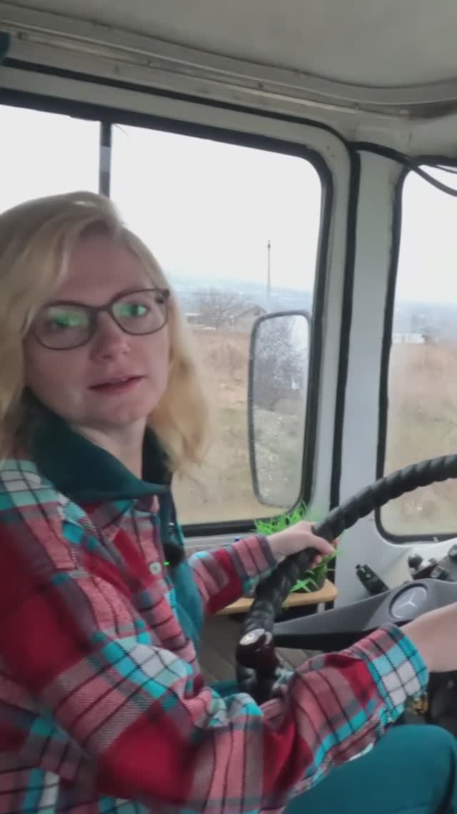 Дама за рулем автодома Мерседес Венц