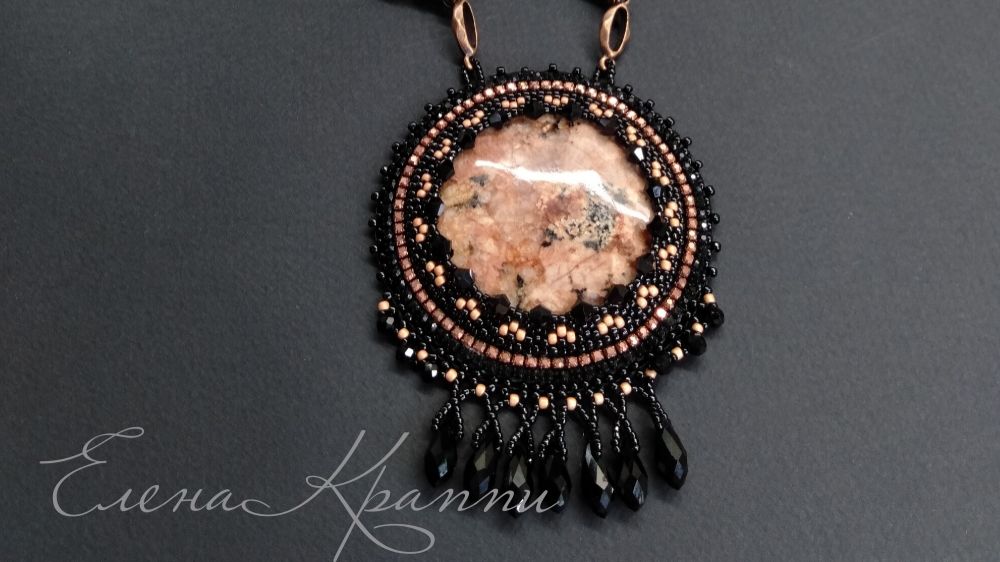 Черно-бежевый кулон с микроклином.