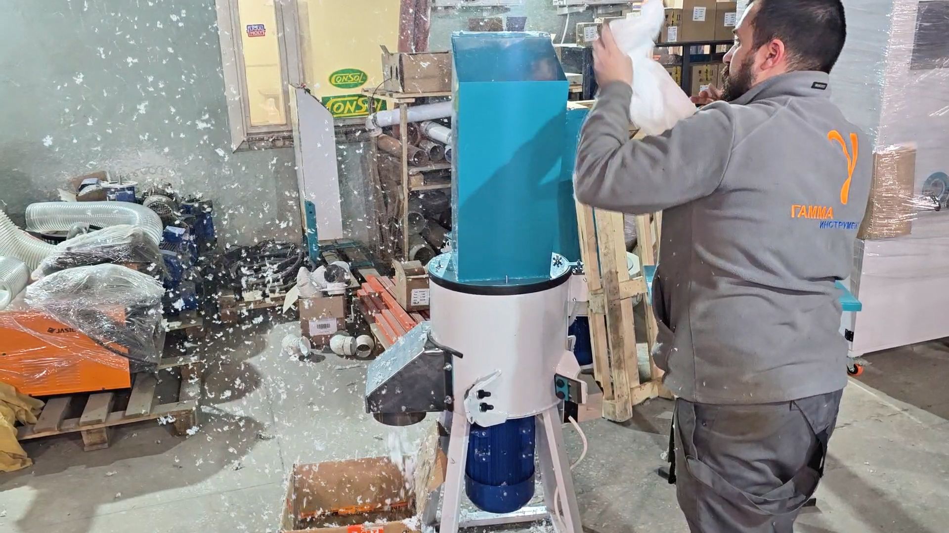 ♻️ Вторичная переработка ткани в России: измельчаем плюшевую ткань и полиэфирный шёлк для набивки!