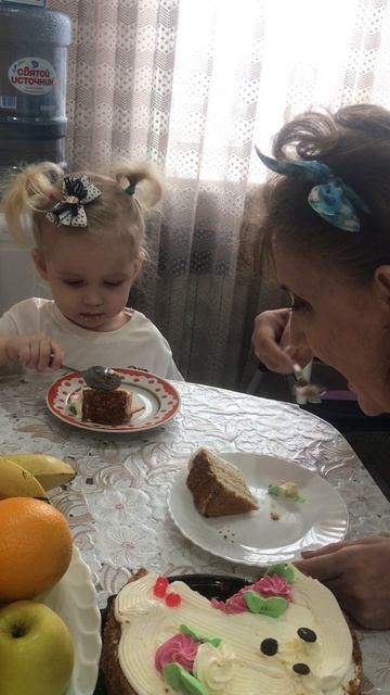 Лина кушает