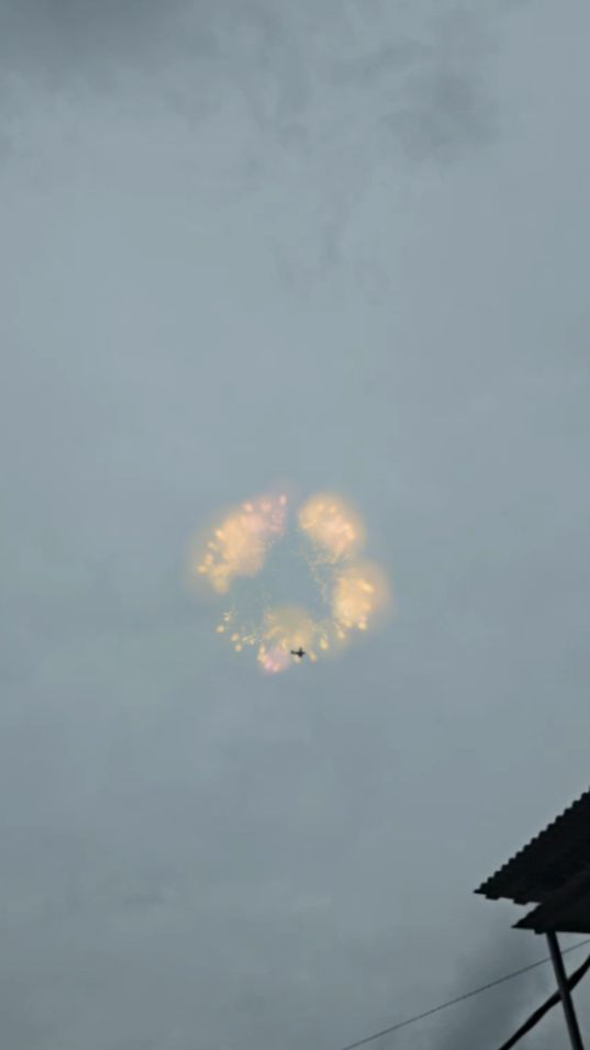 Беспилотный скребок в работе. Пикирует на штукатурку.