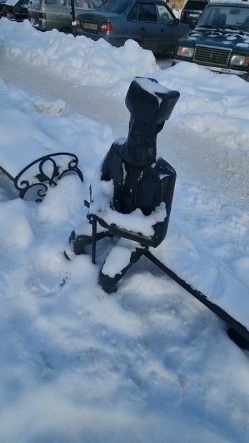 Жанровая скульптура Старик на лавочке, исполненная непрофессиональным архитектором Волковым