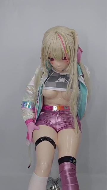 Латексная кигуруми-кукла тычет пальчиком в свою ногу.)