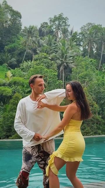 20260209 Кулешов и Ксюша падают в бассейн+