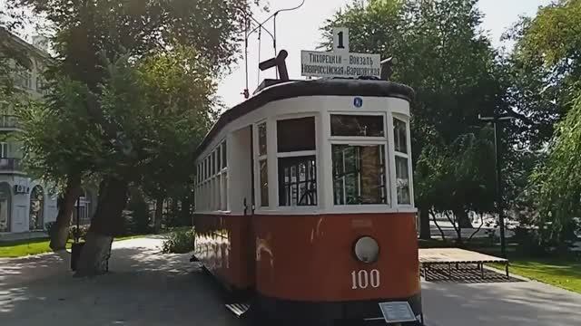 Памятник трамвайному вагону серии "Х" в Комсомольском саду, Волгоград (сентябрь 2024)