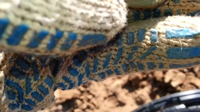 коп монет на поле.