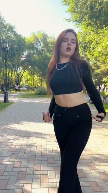 Танцует наша внучка.