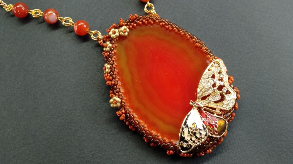 Кулон из красного агата.