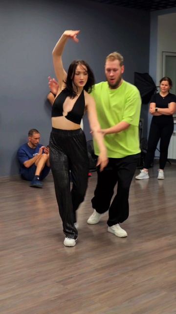 Бачата. Антон и Елизавета танцуют в конце урока.