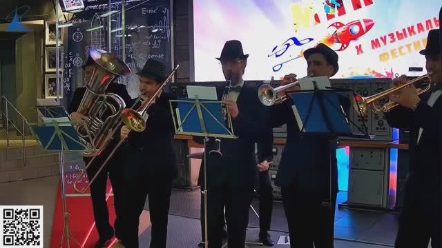 ЗЕМЛЯ В ИЛЛЮМИНАТОРЕ - исполняет духовой ансамбль